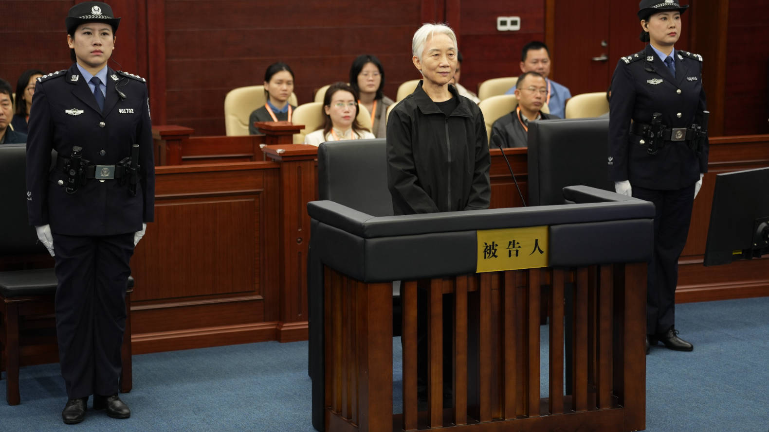 "女老虎"李微微被判无期!受贿超1.17亿元,被指对家人失管失教,大搞"...