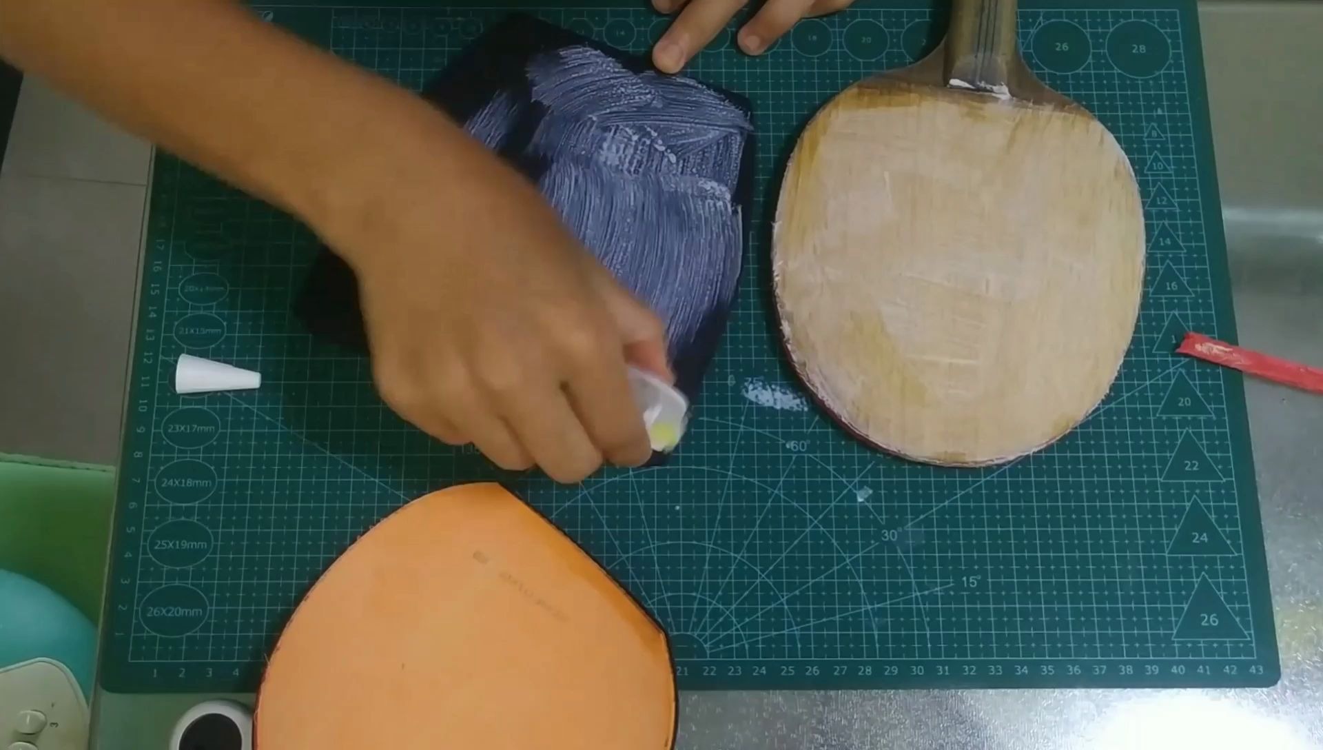 乒乓球拍胶皮老化了,不用怕,自已动手换就行了