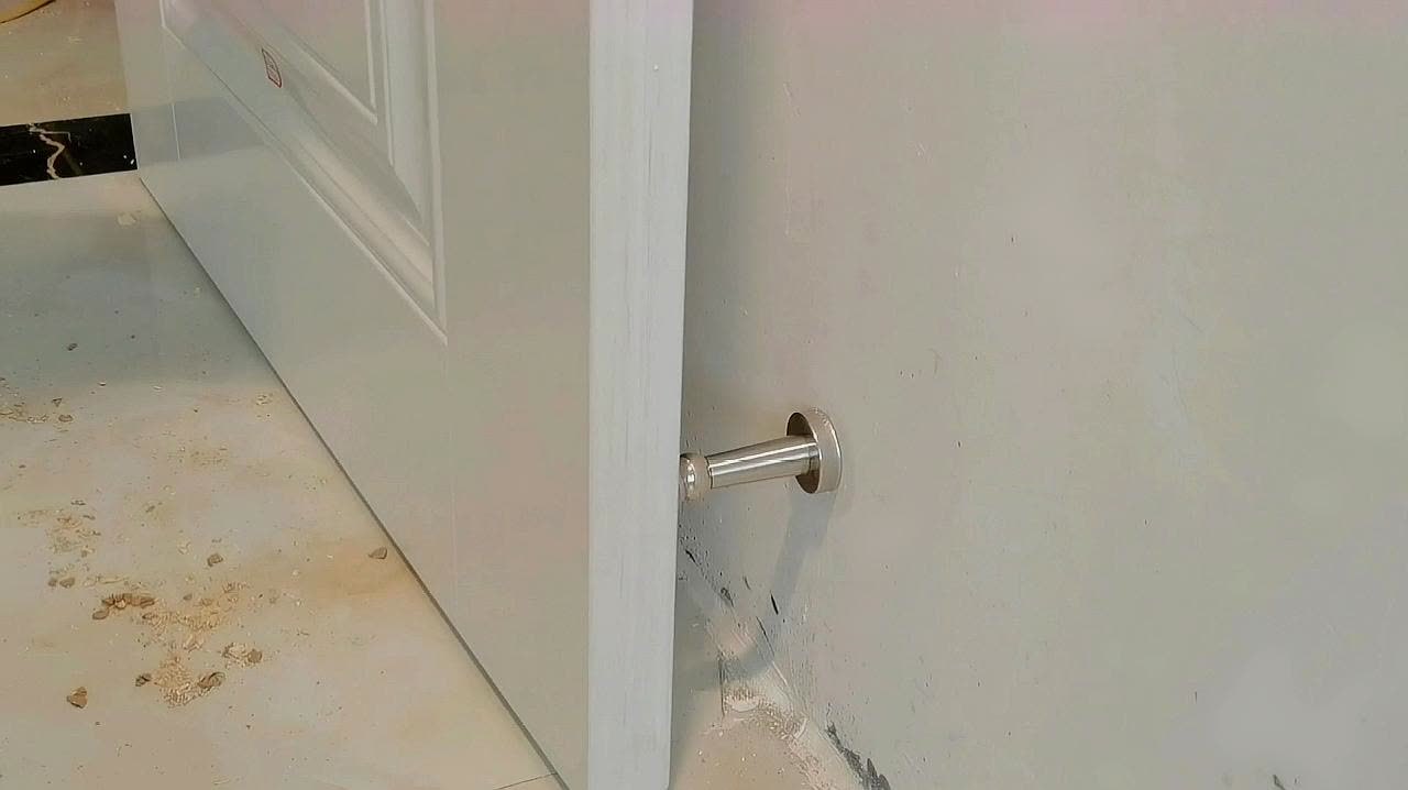 木门安装,从正面打钉校正门套完工后不见钉孔,原来是.