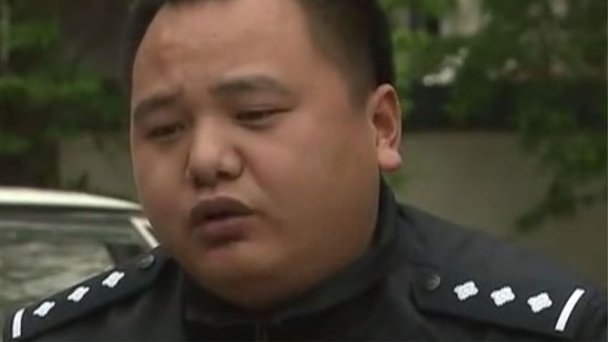 骑电动车摔倒,男子声称是旁边货车撞的,警方却没找到刮蹭痕迹