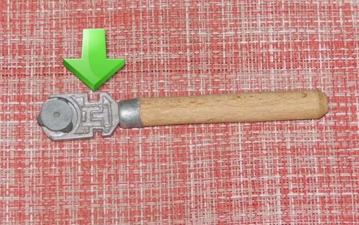 在厚玻璃上打孔怕产生裂缝?一个普通的玻璃切割器可破此题!