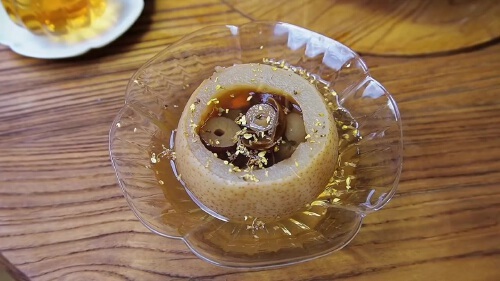 白茶煮梨,别有一番清润。佐以桂圆红枣枸杞,加了桂花,沁人心脾
