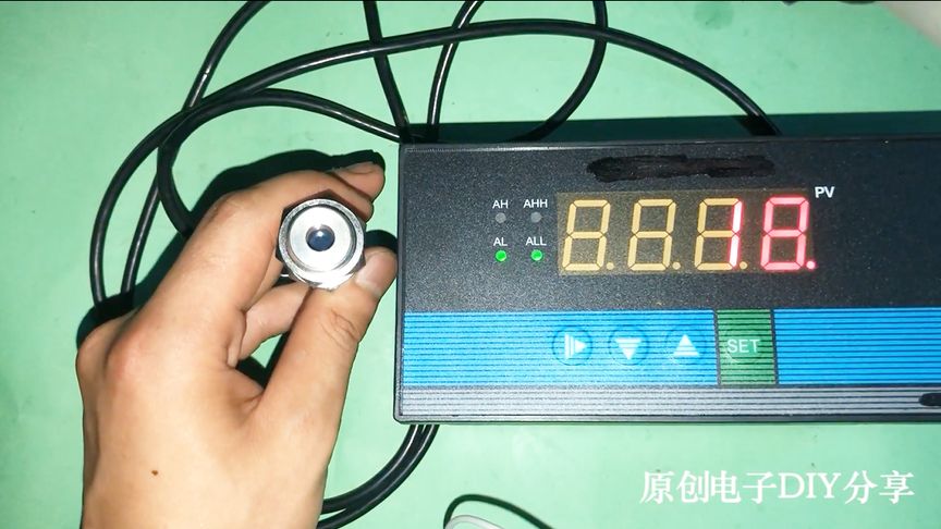 讲一下非接触式红外测温仪的工作原理,以及工厂现场实例应用