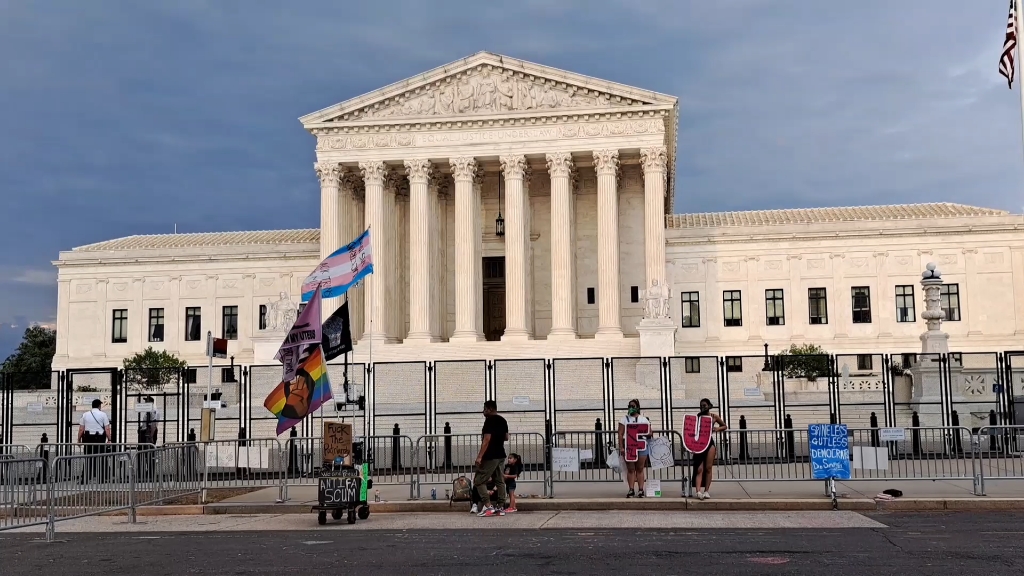 罗诉韦德案被推翻后一周的美国最高法院门口