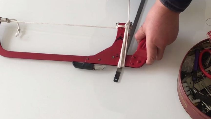 没有电钻怎么打孔呢?熊孩子搞坏桌子,就地取材,这法子好使✌✌