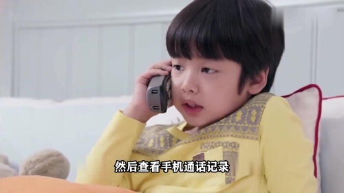 熊孩子偷拿爸爸手机上厕所,不料手机掉进坑里,爸爸一闻不对劲