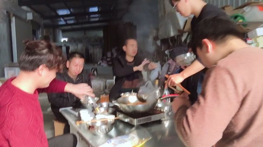 3斤排骨两斤肉红烧一大锅,3斤白酒1箱啤酒柱子和工友喝断片了