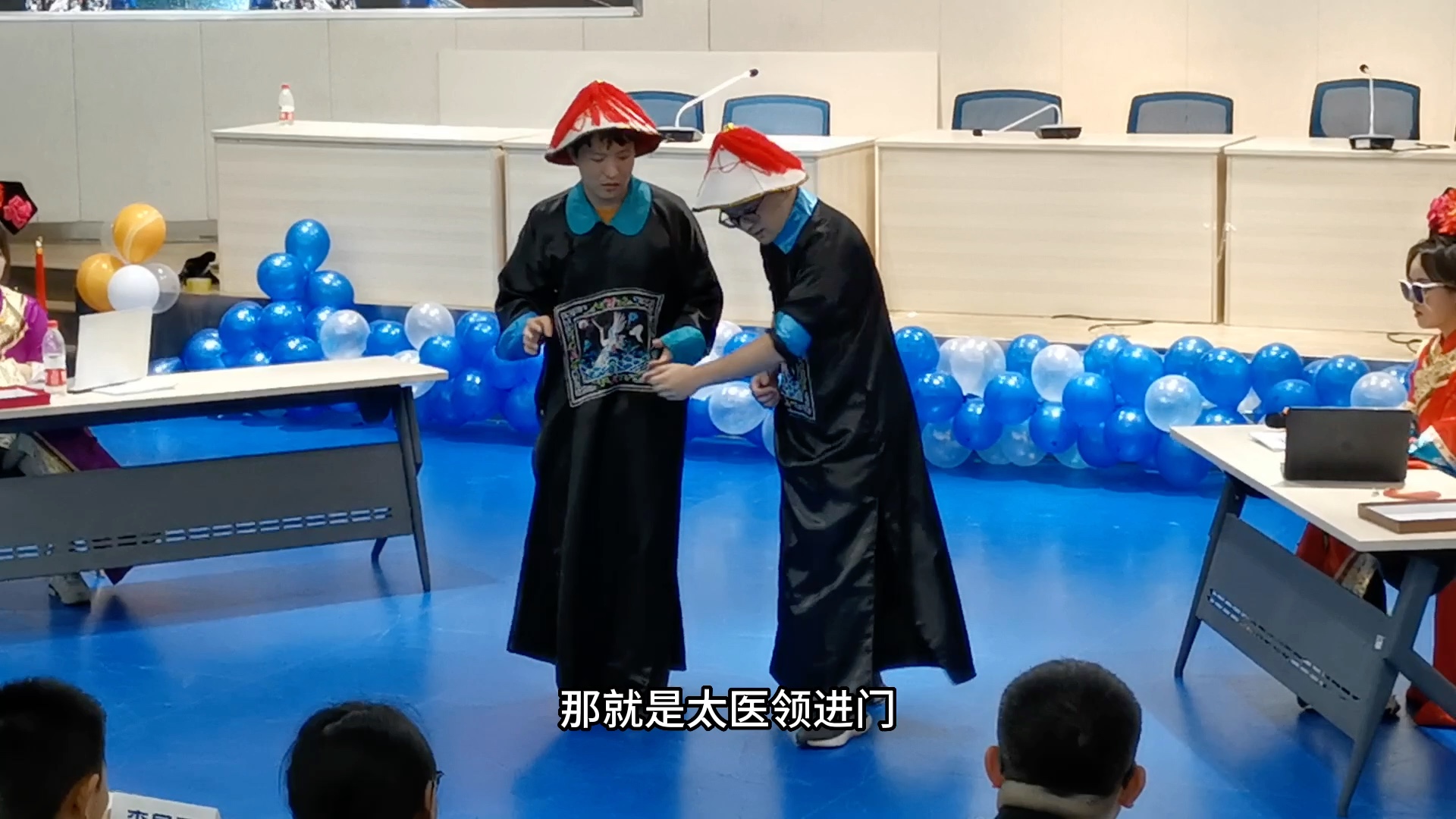 【毕业小品】是谁在毕业晚会上演毕业论文?