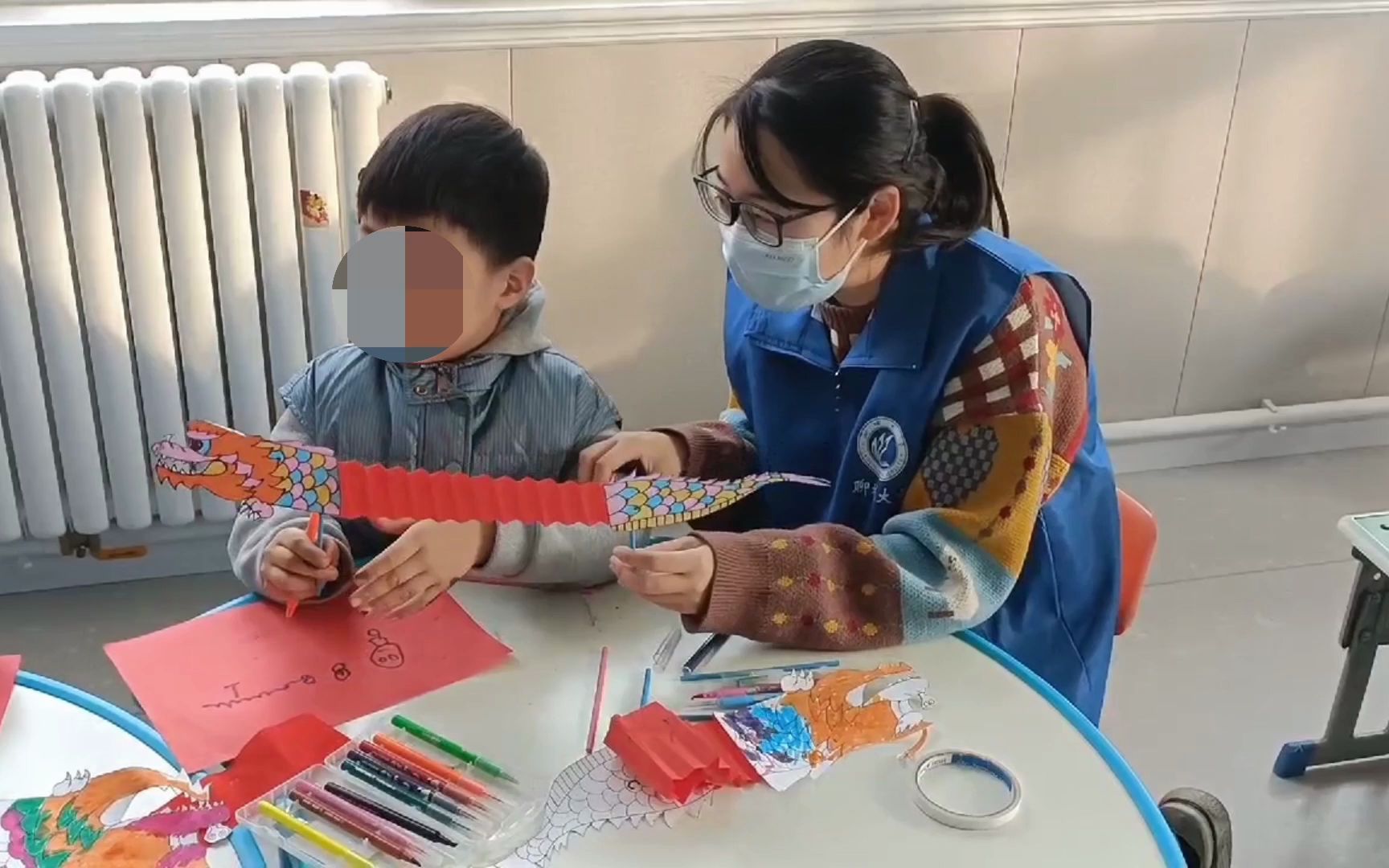 ...大学“与美同行”志愿服务协会,举办了“舞龙皮影”的社会实践活动