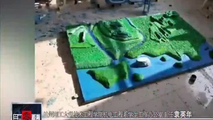 大学生用废旧材料做成港珠澳大桥模型。