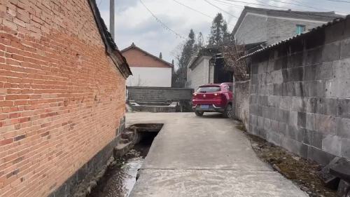 现窄路倒车入库用技巧看准这两点新手停车不发愁