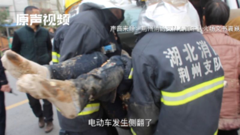 荆州车祸两女被压货车下，众人抬车救援现场！及时送医无生命危险