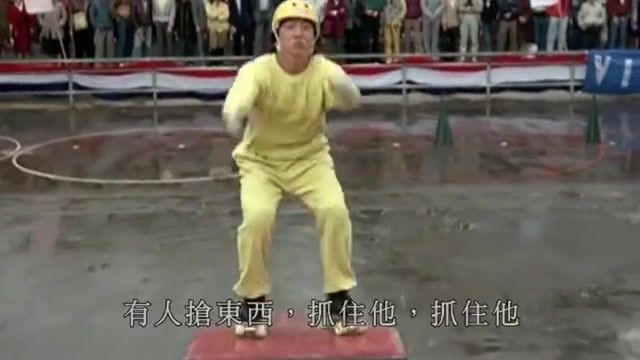 成龙当警察捉贼太拼命,害得三十多辆车连撞,被罚去指挥交通