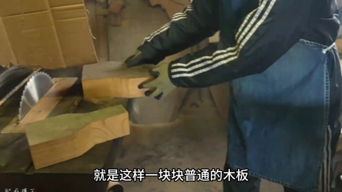 一块普通的木头经过手艺人一番精心制作打造成一款古朴精美的墨斗