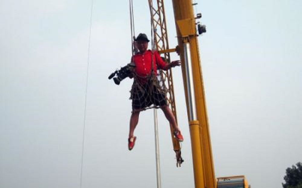 黄渤新戏剧照曝光,在40米高空拍打戏拒用替身,果然不愧是影帝!