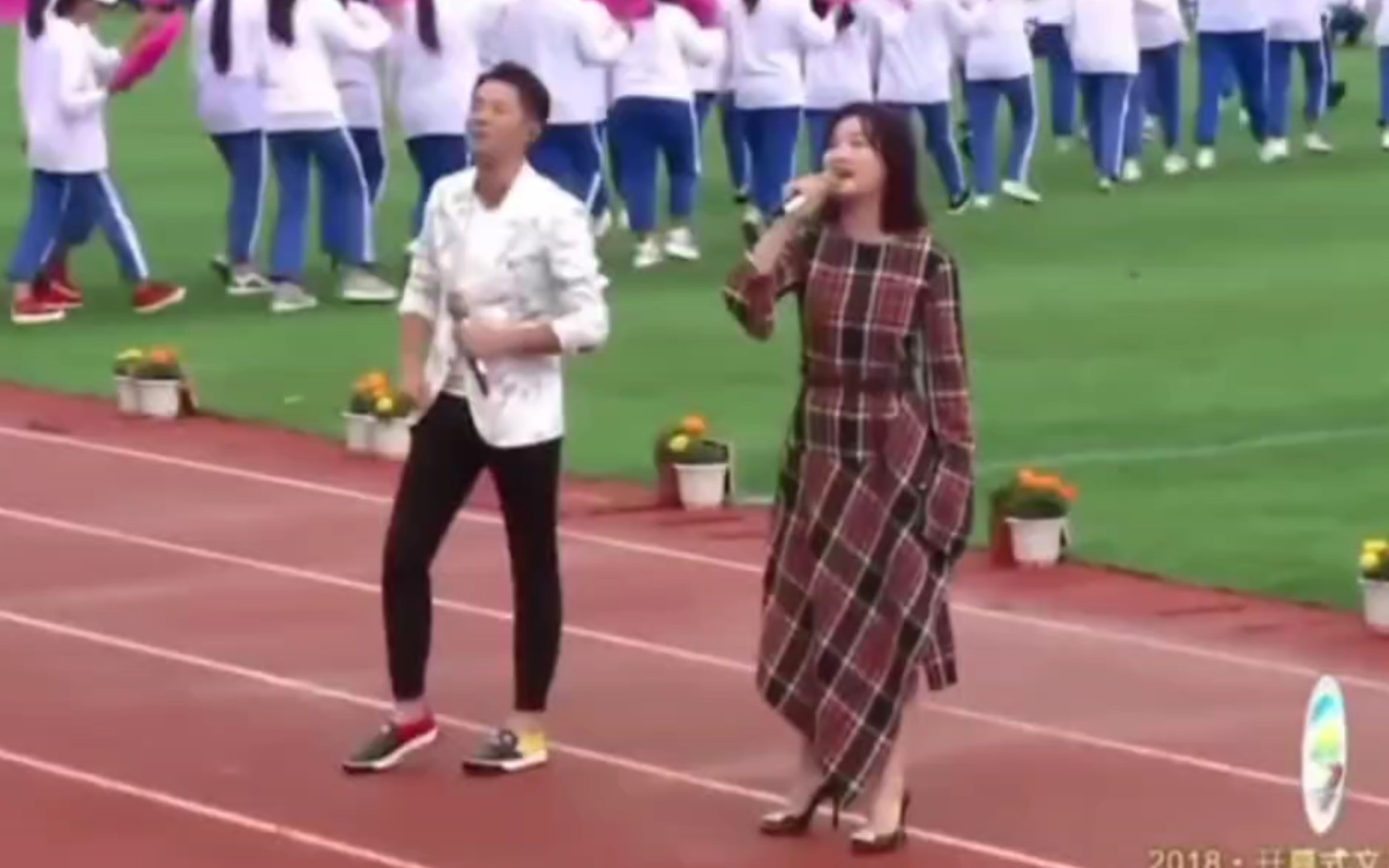 凤凰传奇《月亮之上》,天籁之音,唤醒心中的柔软
