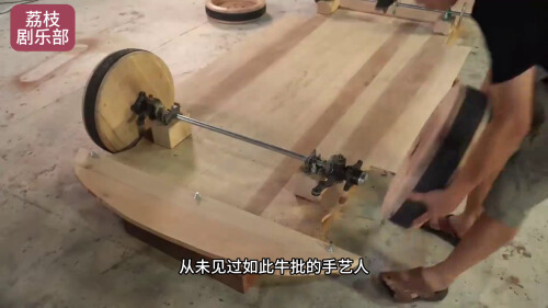 真是牛人不走马路,小伙竟然用木头打造出奥迪玩具车