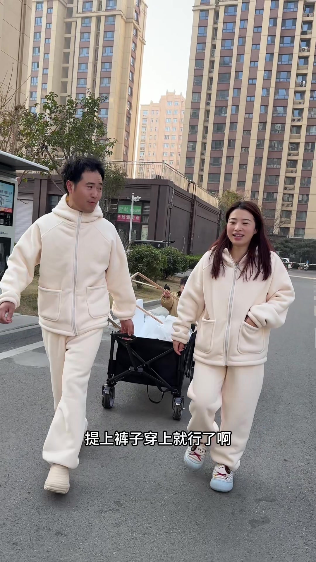 今年冬天特别流行羊羔绒家居服,面料又软又糯,穿在身上特别舒服暖和,...