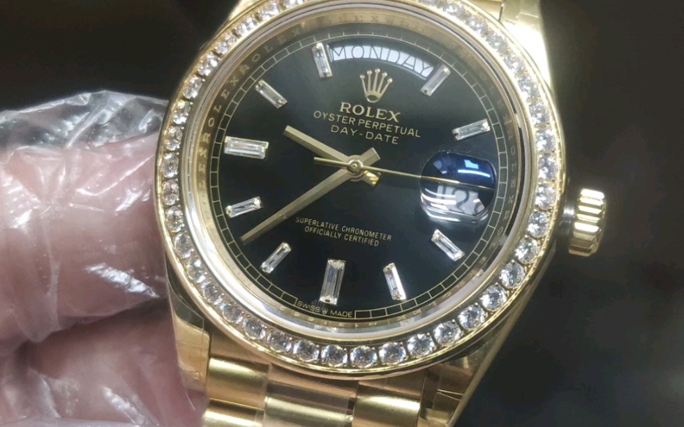 这只土豪金镶钻手表如果敢戴的,都是身家几百万的吧?