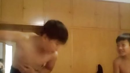 小兄弟模仿wwe罗曼雷恩斯vs西莫斯。冠军之争