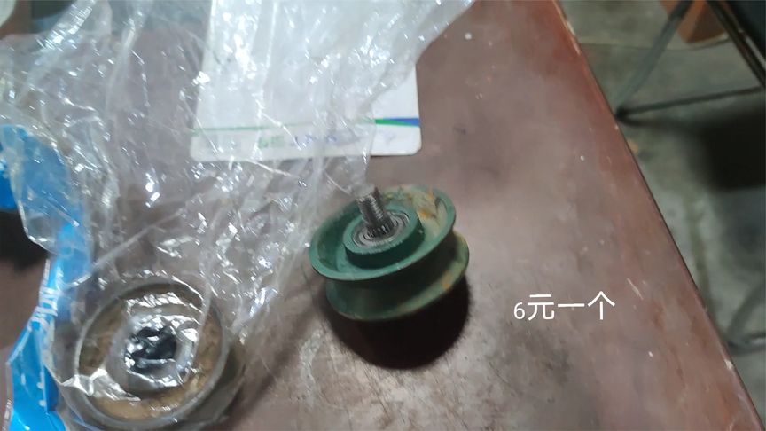小伙回老家发现门坏了,自己动手换推拉门轮子,新轮子6元一个!