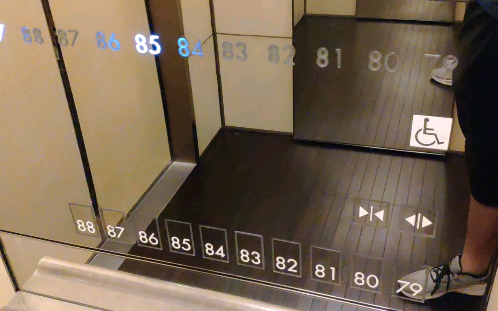 仿古跳灯款蒂森克虏伯电梯--上海环球金融中心客房和餐饮电梯