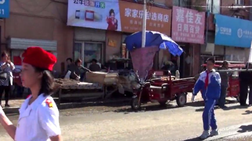 吉林省抚松县万良小学运动会开幕式检阅-国旗队、彩旗队