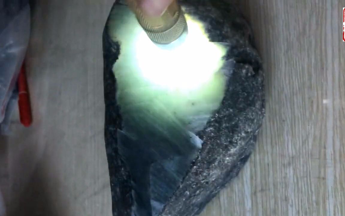 又一个惊喜,价值5万的翡翠原石,原石到成品一起来品鉴!