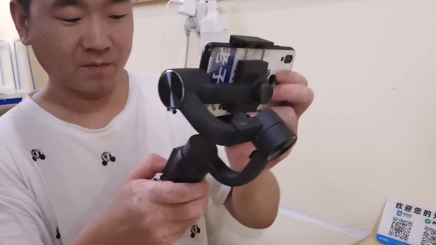 小伙买了一个云台稳定器,捣鼓半天才会玩,不过效果不错