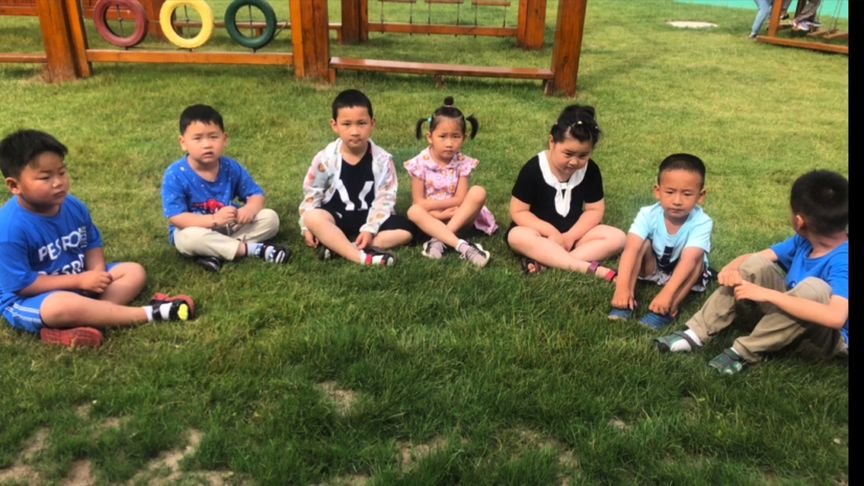 幼儿园老师善于发现偶发事件中的所隐含的教育价值,抓住时机引导