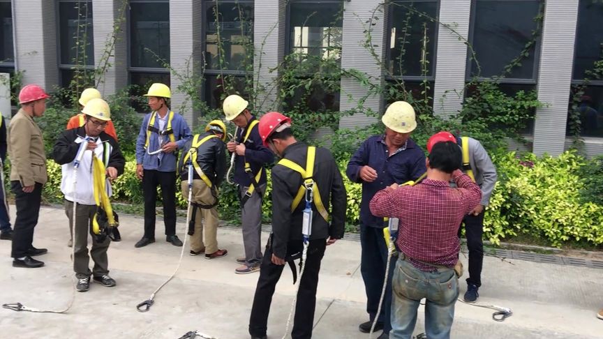 农村小伙第一次参加工地的施工安全培训,安全带一分钟佩戴完毕