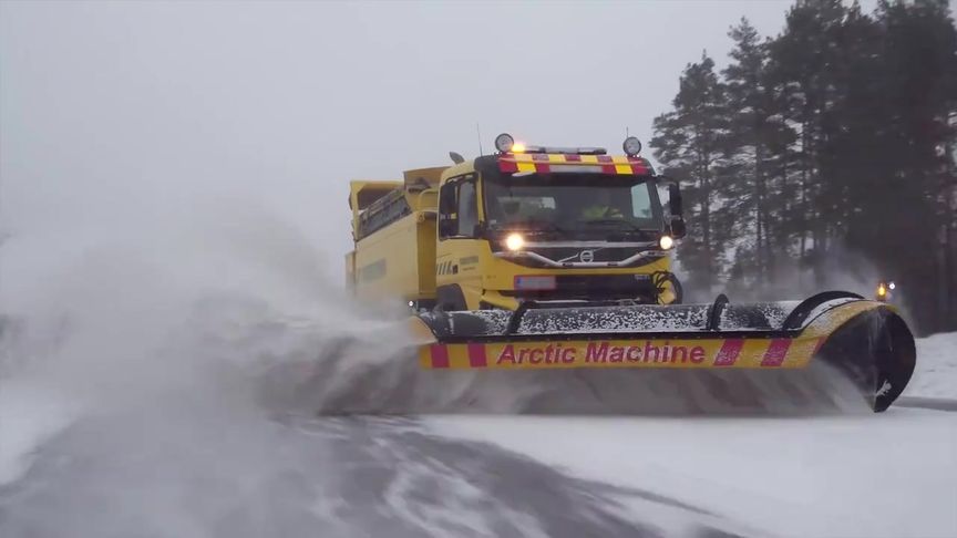 实拍:除雪车在高速公路上铲雪作业
