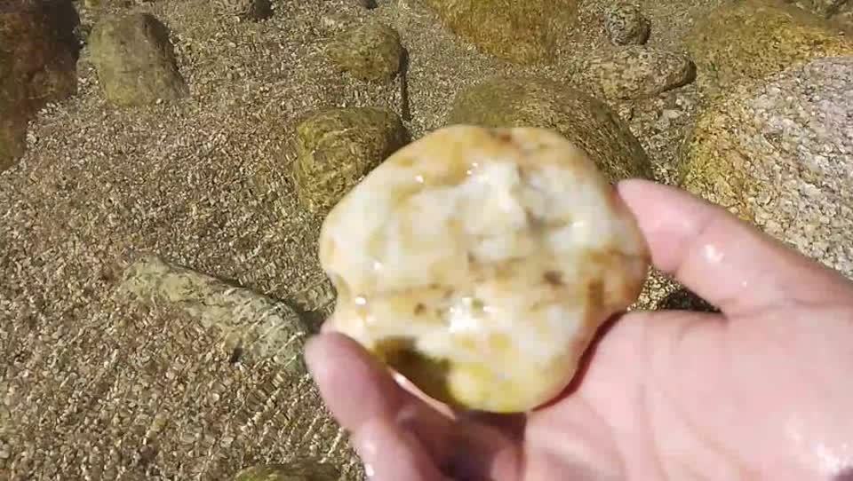 山村小河里竟然有玉,可惜当地人都不知道