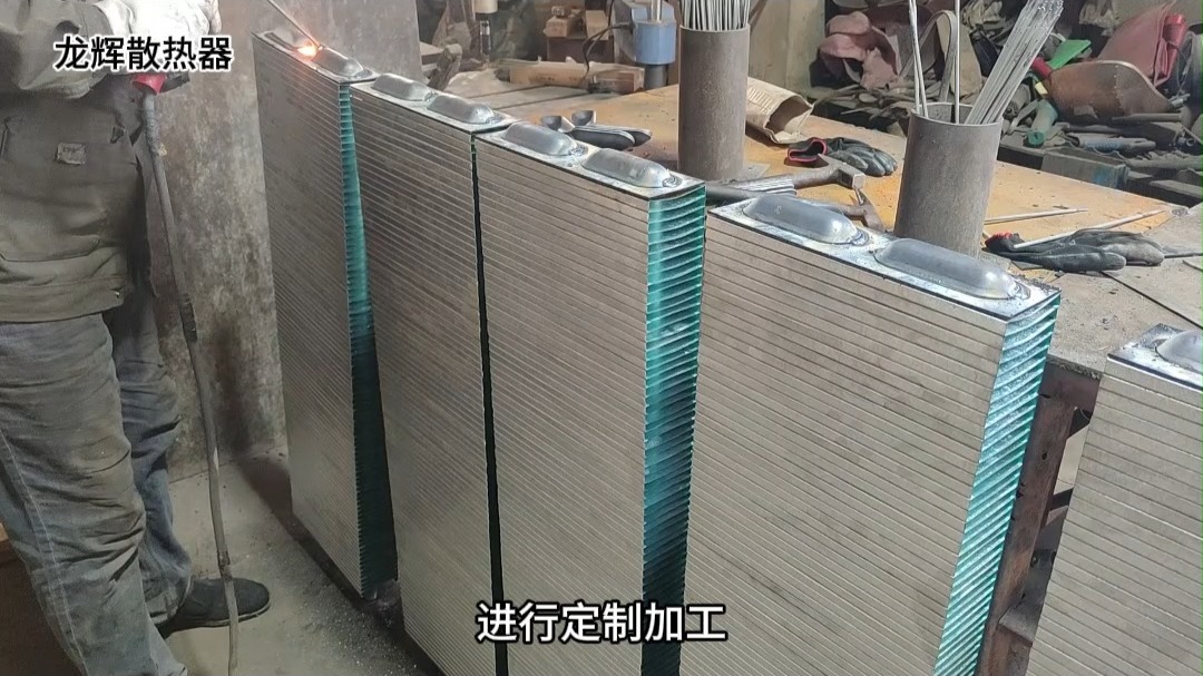 钢串片散热器暖气片采用无缝管制作,可作为工业用蒸汽暖气片进行...