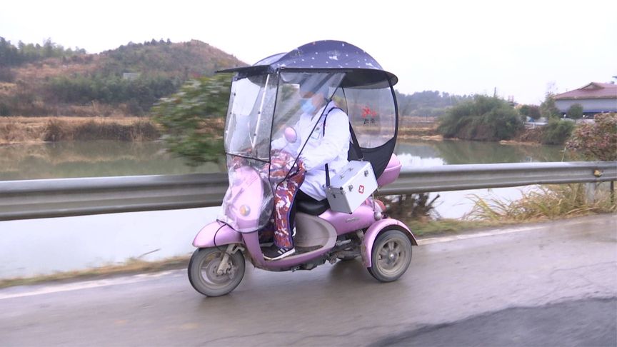 疫情下骑电动车行医的乡村医生,挨家走访宣传防疫知识