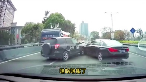 卧龙凤雏齐上阵,一箭双雕。车祸警示文明驾驶安全出行行车记录仪