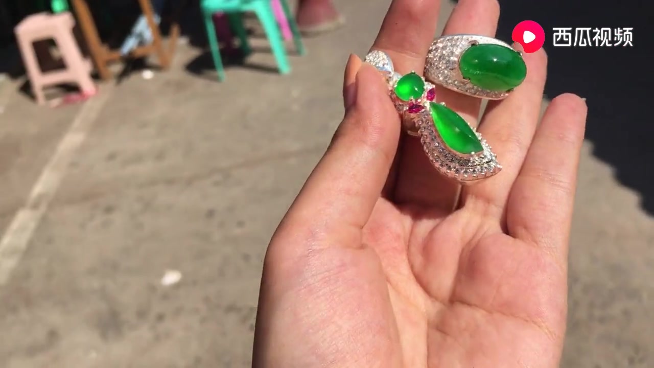 女孩千里迢迢去缅甸淘玉,收获两支高质量的翡翠手镯,价格还不贵!