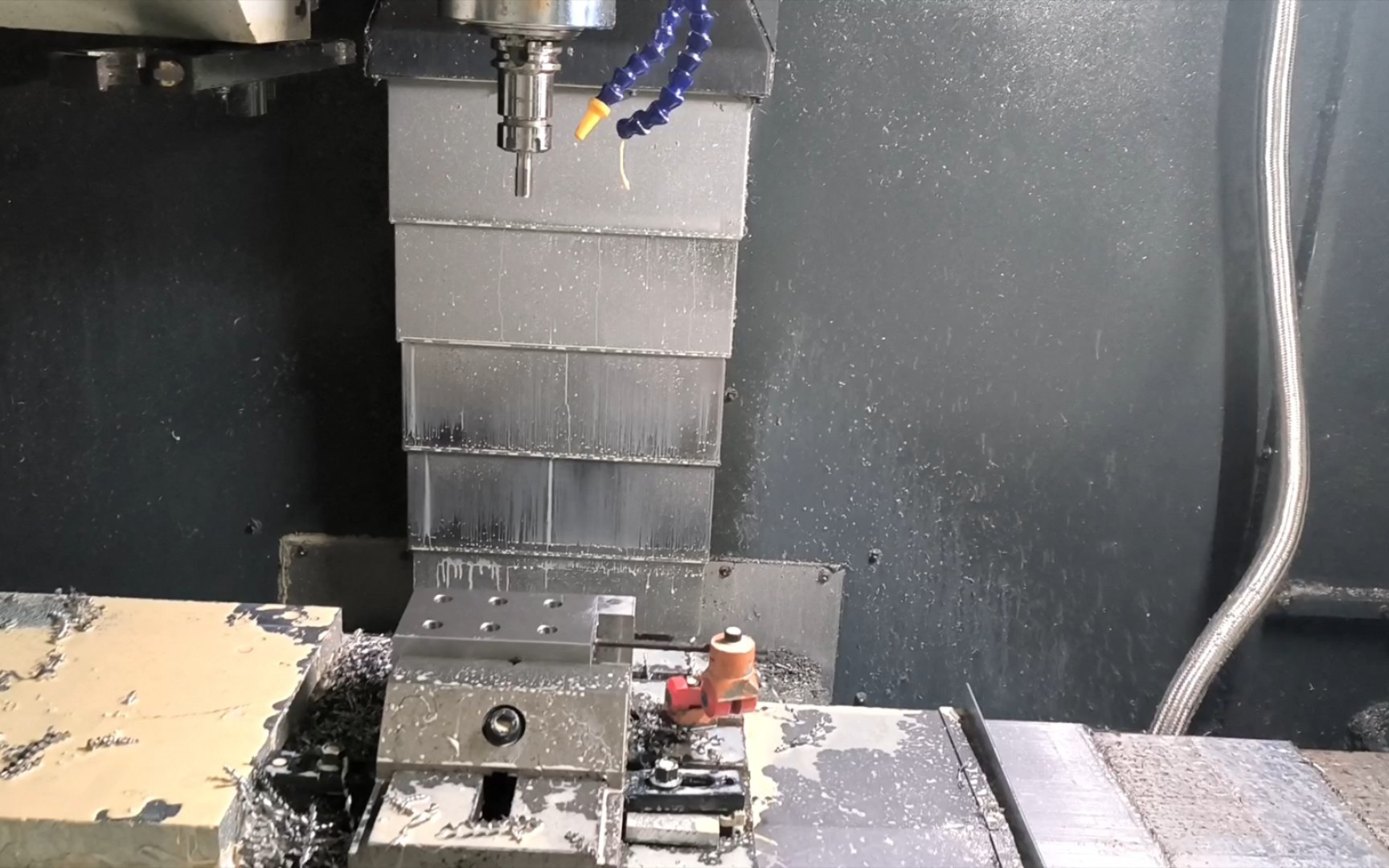 第一次在机床上攻这么大的管螺纹,安全起见,用G84给了一个Q值。