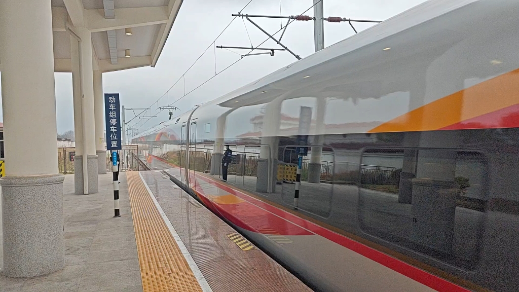 ...Z-1054重连担当的成都东-香港西九龙G2963次列车宜宾西站1站台发车