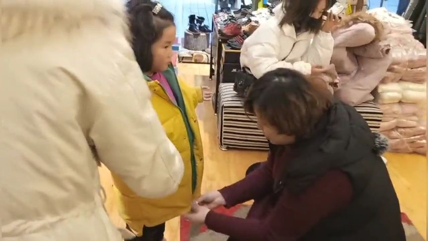 天气温度骤降,来店里都是选择羽绒服,今年羽绒服卖疯了