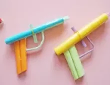 用纸做的玩具手枪,可以发射橡筋子弹哦,步骤挺简单!