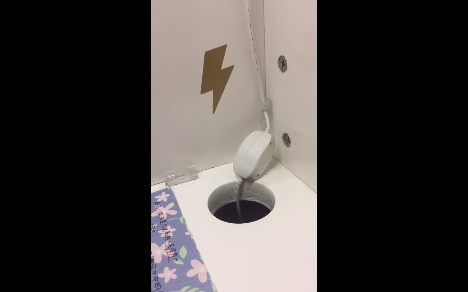 小时候好奇桌上的小洞是干嘛的,现在终于知道了。