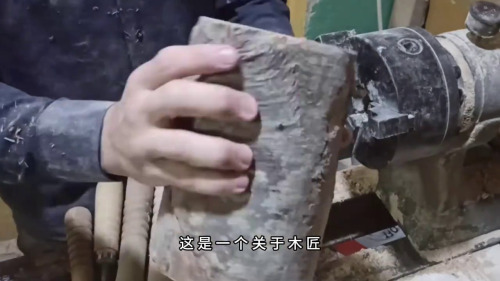 随处可见的桦树,木匠砍回家放在车床上改造,成品大开眼界