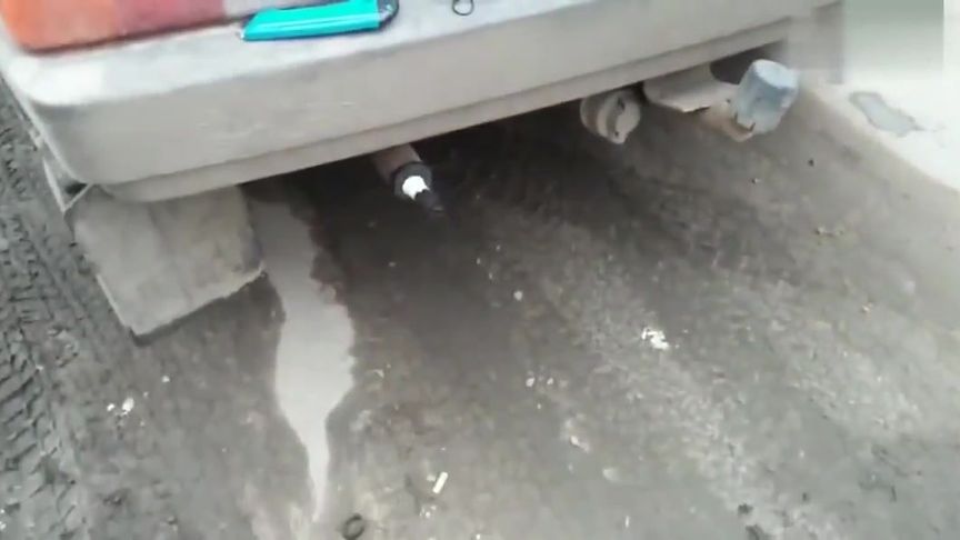 把汽车的排气管完全堵死是什么声音来感受一下