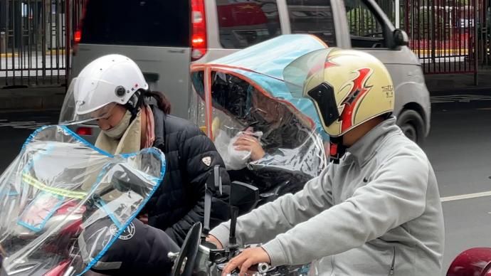 上海电动车新规临近实施,市民佩戴头盔意识增强