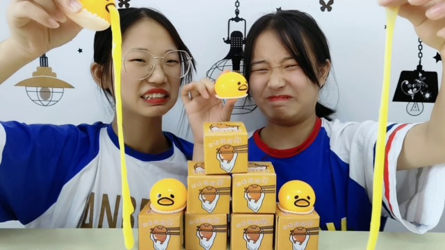 俩女孩口味重,趣玩"呕吐蛋黄哥",大力一捏怪味黏液吐满桌