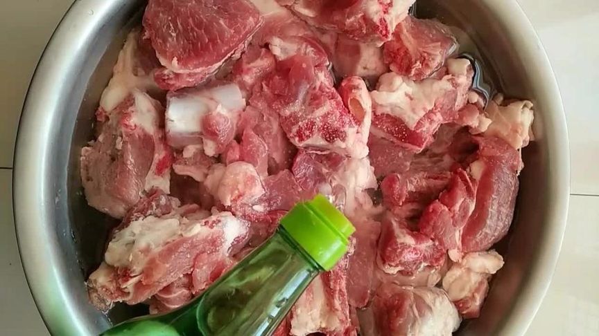 炖排骨前不要用水焯,教你正确的做法,炖出的排骨软烂,汤鲜味美