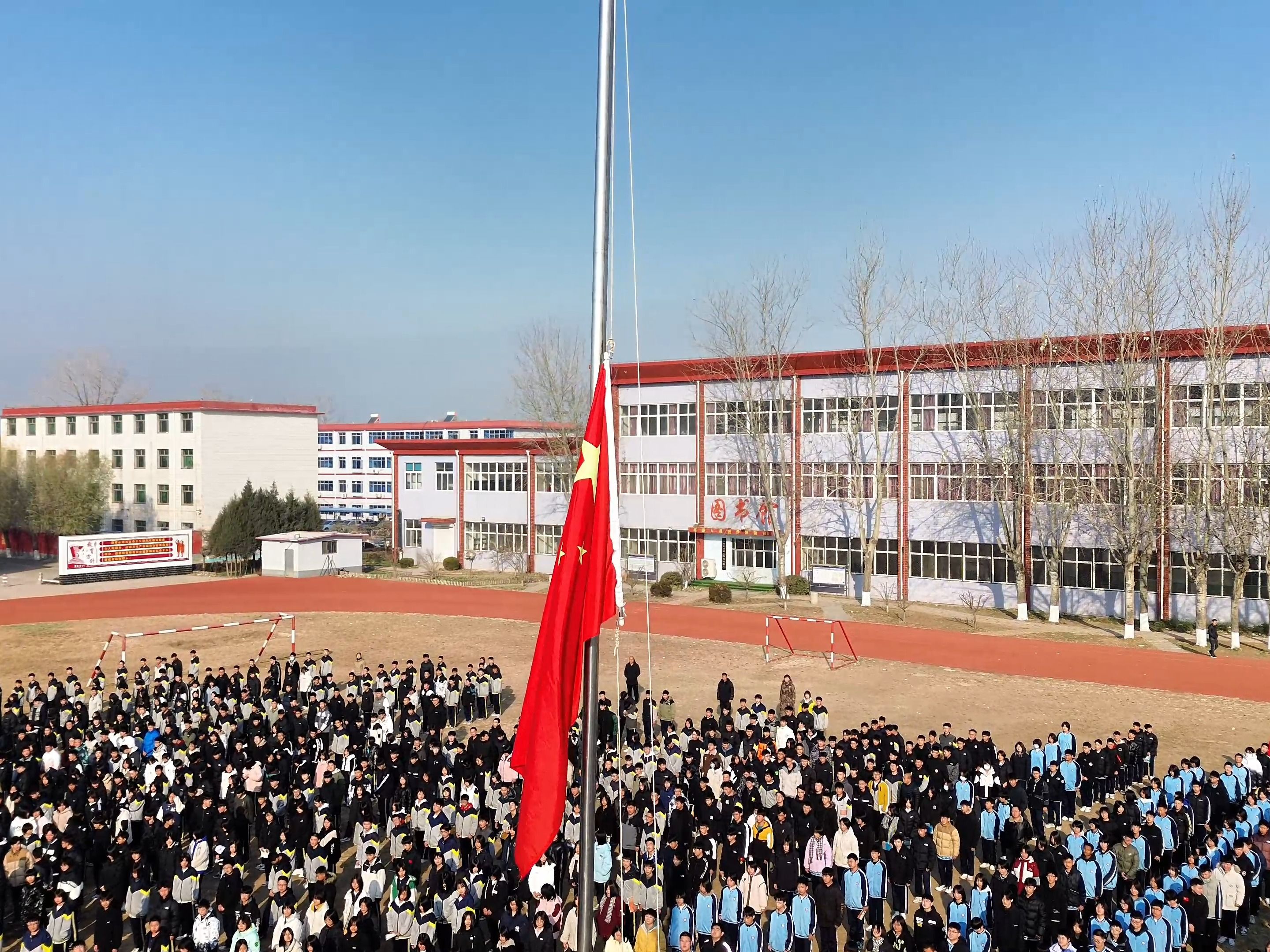 航拍我校12月4日周一例行升旗仪式暨国家宪法日宣传教育活动