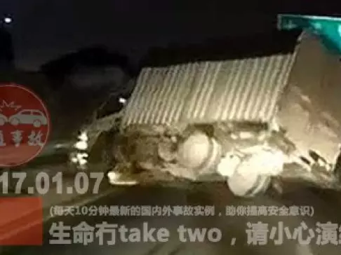 中国交通事故合集20170107:恐怖的车祸瞬间行车记录仪监控拍下现场,...