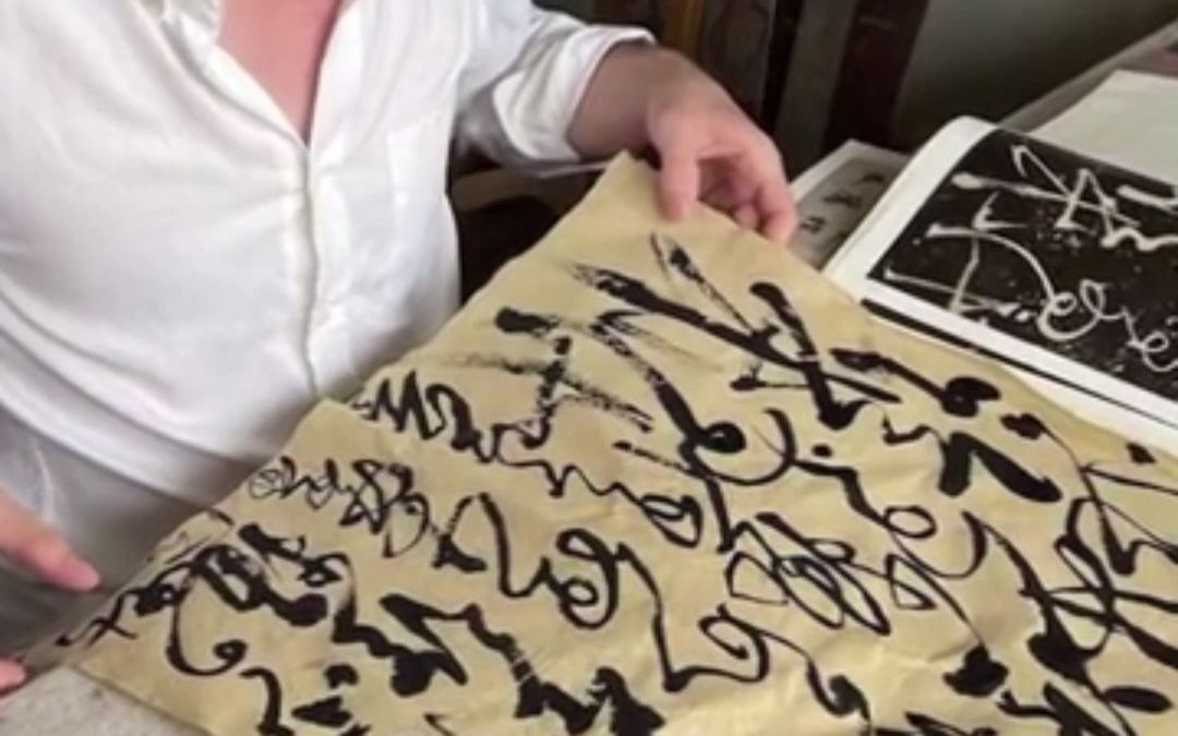 中国美术学院毕业生欧阳麒·奥马创作的两幅书法作品在“唐诗之路...